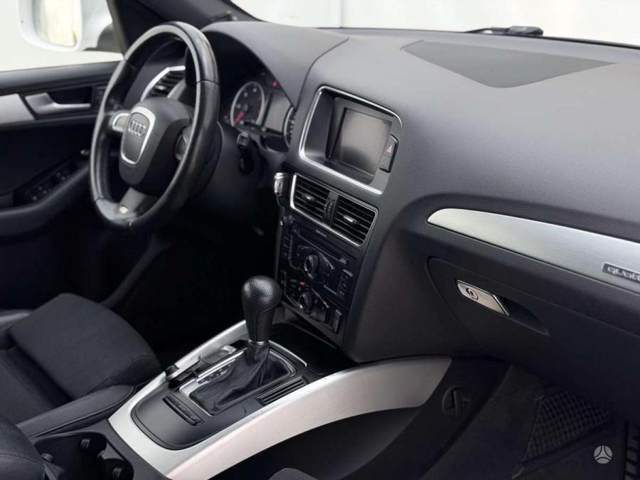 White Audi Q5 2009 in Vilnius, with an engine capacity of 1.97 L and mileage of 303 thousand km for 6900 €, photo 16 on AUTOMOTO.COM.LV