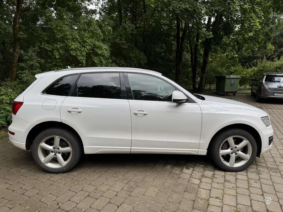 White Audi Q5 2009 in Vilnius, with an engine capacity of 2.97 L and mileage of 272 thousand km for 6999 €, photo 4 on AUTOMOTO.COM.LV