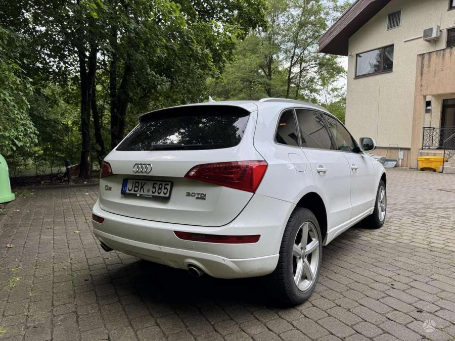 White Audi Q5 2009 in Vilnius, with an engine capacity of 2.97 L and mileage of 272 thousand km for 6999 €, photo 6 on AUTOMOTO.COM.LV