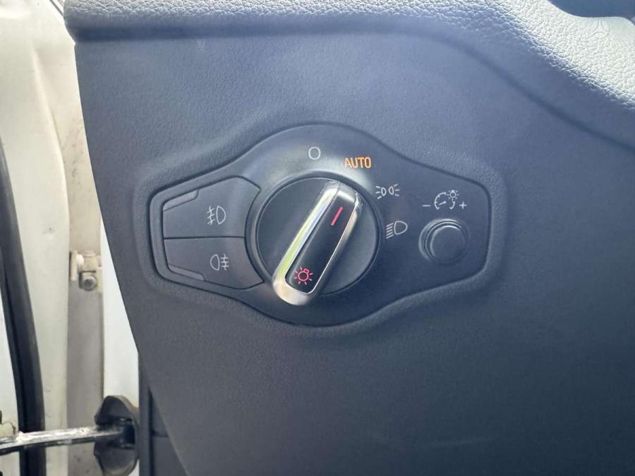 White Audi Q5 2009 in Vilnius, with an engine capacity of 2.97 L and mileage of 272 thousand km for 6999 €, photo 14 on AUTOMOTO.COM.LV