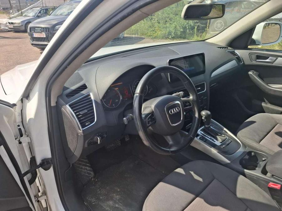 White Audi Q5 2010 in Kaunas, with an engine capacity of 1.97 L and mileage of 240 thousand km for 8400 €, photo 9 on AUTOMOTO.COM.LV
