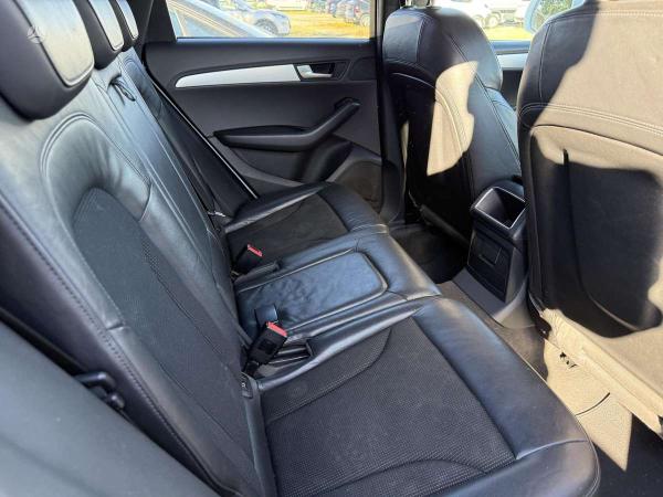 White Audi Q5 2011 in Utena, with an engine capacity of 2.00 L and mileage of 330 thousand km for 9650 €, photo 7 on AUTOMOTO.COM.LV