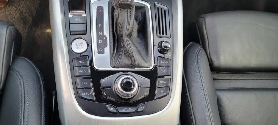 White Audi Q5 2012 in Riga, with an engine capacity of 3.00 L and mileage of 292 thousand km for 11900 €, photo 22 on AUTOMOTO.COM.LV