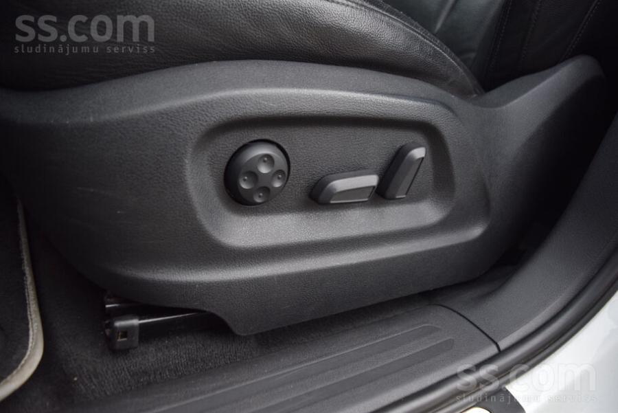 White Audi Q5 2012 in Riga, with an engine capacity of 3.00 L and mileage of 323 thousand km for 8000 €, photo 14 on AUTOMOTO.COM.LV