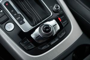 Balts Audi Q5 2013 Rīga, ar dzinēja tilpumu 2.00 L un nobraukumu 197 tūkst. km par 14550 €, foto 24 vietnē AUTOMOTO.COM.LV