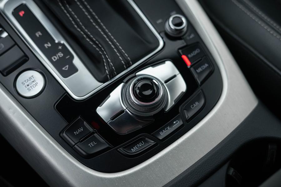 Balts Audi Q5 2013 Rīga, ar dzinēja tilpumu 2.00 L un nobraukumu 197 tūkst. km par 14550 €, foto 24 vietnē AUTOMOTO.COM.LV