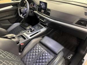 White Audi Q5 2017 in Prienai, with an engine capacity of 2.00 L and mileage of 219 thousand km for 18950 €, photo 41 on AUTOMOTO.COM.LV