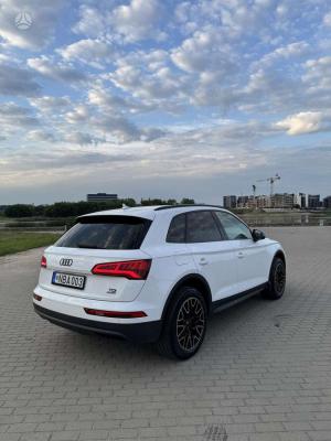 White Audi Q5 2017 in Kaunas, with an engine capacity of 1.97 L and mileage of 249 thousand km for 18800 €, photo 4 on AUTOMOTO.COM.LV