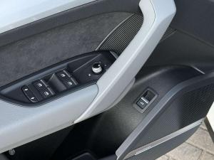 White Audi Q5 2017 in Jonava, with an engine capacity of 1.97 L and mileage of 227 thousand km for 18950 €, photo 39 on AUTOMOTO.COM.LV