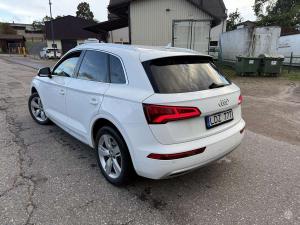 White Audi Q5 2017 in Ukmerge, with an engine capacity of 2.00 L and mileage of 386 thousand km for 14850 €, photo 5 on AUTOMOTO.COM.LV