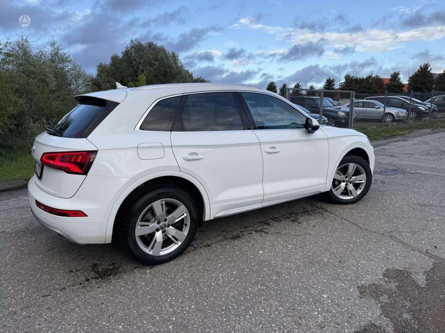 White Audi Q5 2017 in Ukmerge, with an engine capacity of 2.00 L and mileage of 386 thousand km for 14850 €, photo 7 on AUTOMOTO.COM.LV