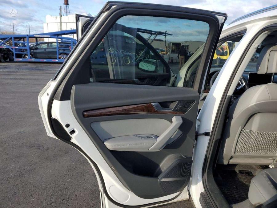 White Audi Q5 2019 in Vilnius, with an engine capacity of 1.98 L and mileage of 52 thousand km for 15800 €, photo 32 on AUTOMOTO.COM.LV