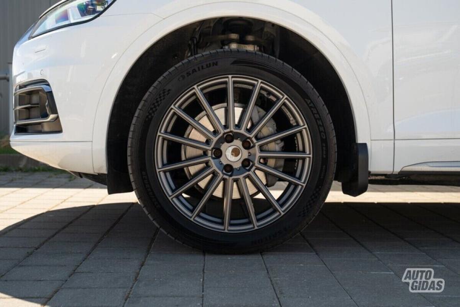 White Audi Q5 2019 in Vilnius, with an engine capacity of 2.00 L and mileage of 161 thousand km for 27500 €, photo 5 on AUTOMOTO.COM.LV