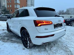 White Audi Q5 2020 in Vilnius, with an engine capacity of 1.98 L and mileage of 76 thousand km for 23200 €, photo 4 on AUTOMOTO.COM.LV