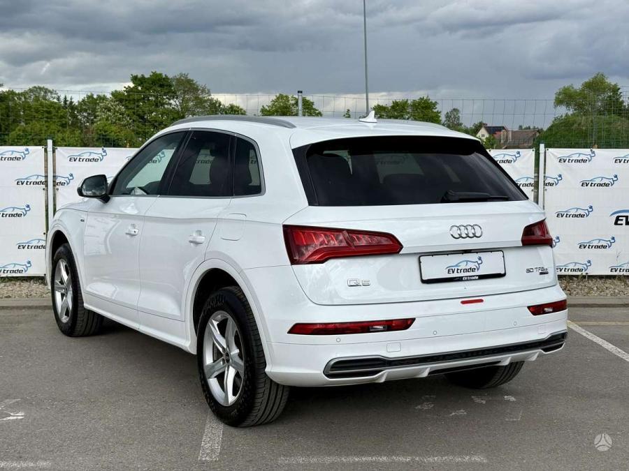 White Audi Q5 2020 in Vilnius, with an engine capacity of 1.98 L and mileage of 118 thousand km for 26500 €, photo 5 on AUTOMOTO.COM.LV