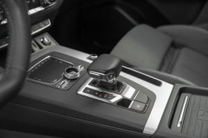 White Audi Q5 2020 in Vilnius, with an engine capacity of 2.00 L and mileage of 142 thousand km for 28350 €, photo 15 on AUTOMOTO.COM.LV