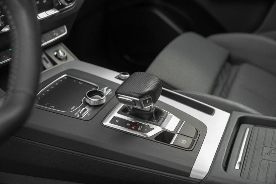 White Audi Q5 2020 in Vilnius, with an engine capacity of 2.00 L and mileage of 142 thousand km for 28350 €, photo 15 on AUTOMOTO.COM.LV