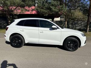 White Audi Q5 2020 in Vilnius, with an engine capacity of 1.98 L and mileage of 77 thousand km for 20999 €, photo 5 on AUTOMOTO.COM.LV