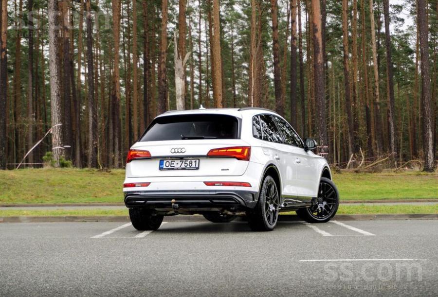 White Audi Q5 2021 in Riga, with an engine capacity of 2.00 L and mileage of 121 thousand km for 28990 €, photo 4 on AUTOMOTO.COM.LV