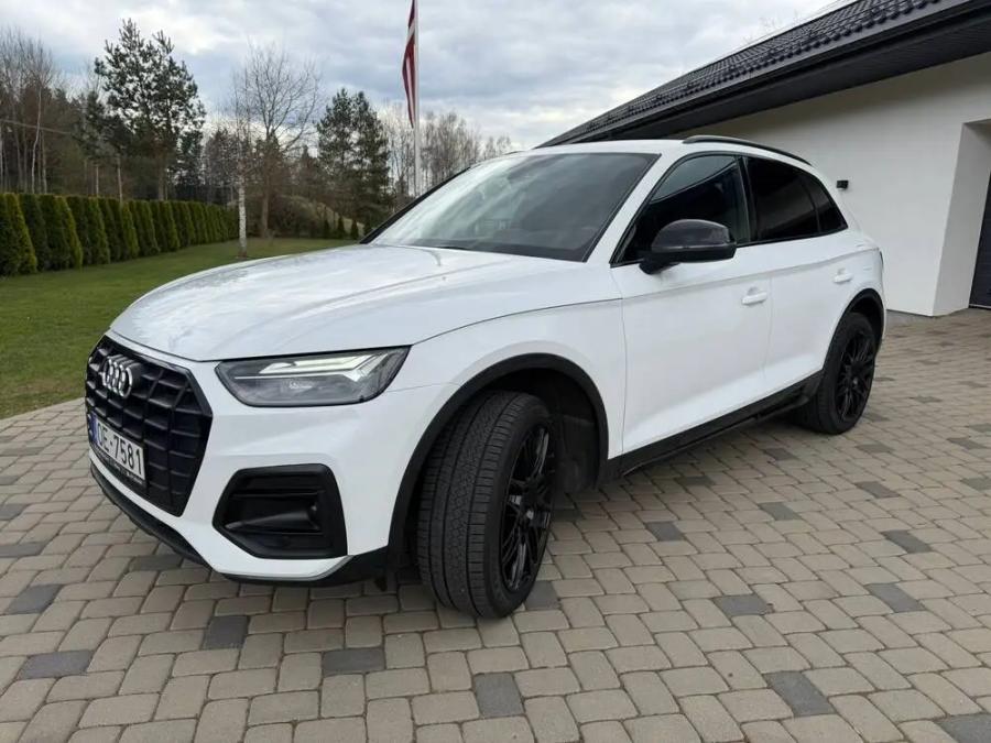 White Audi Q5 2021 in Riga, with an engine capacity of 2.00 L and mileage of 120 thousand km for 30990 €, photo 1 on AUTOMOTO.COM.LV