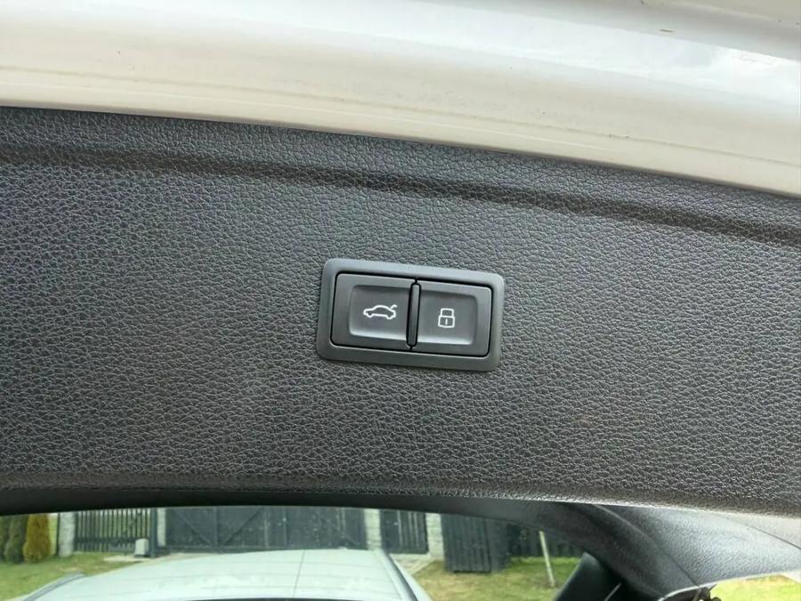 White Audi Q5 2021 in Riga, with an engine capacity of 2.00 L and mileage of 120 thousand km for 30990 €, photo 15 on AUTOMOTO.COM.LV