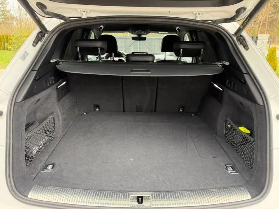 White Audi Q5 2021 in Riga, with an engine capacity of 2.00 L and mileage of 120 thousand km for 30990 €, photo 16 on AUTOMOTO.COM.LV
