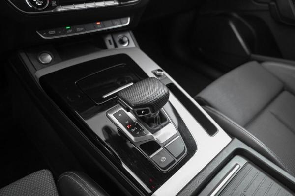 White Audi Q5 2021 in Vilnius, with an engine capacity of 2.00 L and mileage of 130 thousand km for 30750 €, photo 10 on AUTOMOTO.COM.LV