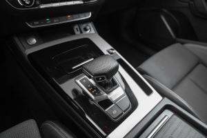 White Audi Q5 2021 in Vilnius, with an engine capacity of 2.00 L and mileage of 130 thousand km for 30750 €, photo 10 on AUTOMOTO.COM.LV