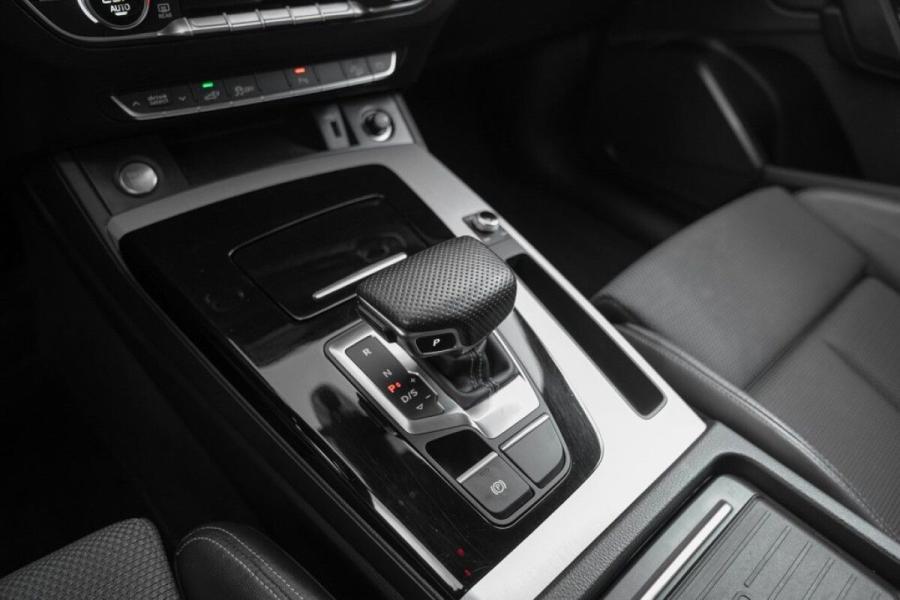 White Audi Q5 2021 in Vilnius, with an engine capacity of 2.00 L and mileage of 130 thousand km for 30750 €, photo 10 on AUTOMOTO.COM.LV