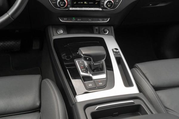 White Audi Q5 2022 in Vilnius, with an engine capacity of 2.00 L and mileage of 92 thousand km for 34800 €, photo 10 on AUTOMOTO.COM.LV