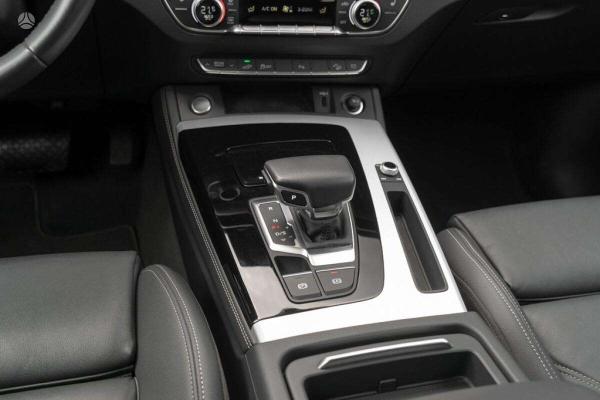 White Audi Q5 2022 in Vilnius, with an engine capacity of 2.00 L and mileage of 92 thousand km for 34800 €, photo 10 on AUTOMOTO.COM.LV