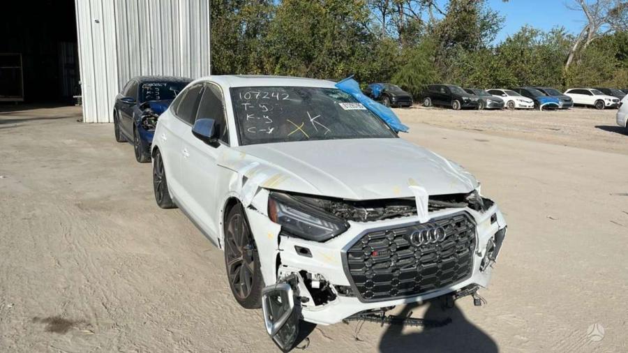 White Audi Q5 2023 in Klaipeda, with an engine capacity of 3.00 L and mileage of 37 thousand km for 30000 €, photo 1 on AUTOMOTO.COM.LV