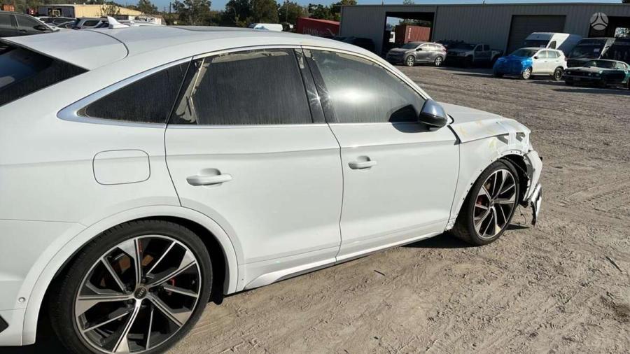 White Audi Q5 2023 in Klaipeda, with an engine capacity of 3.00 L and mileage of 37 thousand km for 30000 €, photo 4 on AUTOMOTO.COM.LV