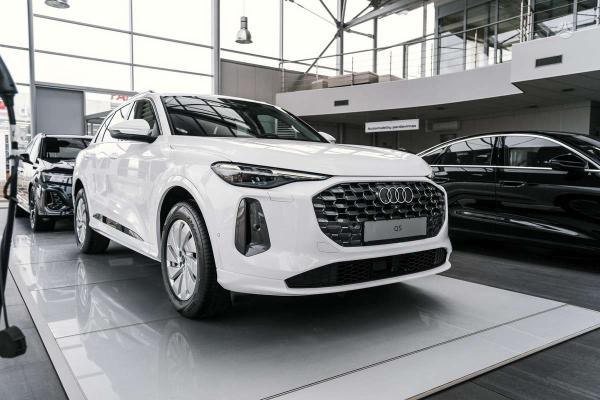 White Audi Q5 2026 in Klaipeda, with an engine capacity of 1.98 L and mileage of 0 thousand km for 55978 €, photo 4 on AUTOMOTO.COM.LV