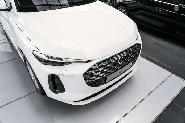 White Audi Q5 2026 in Klaipeda, with an engine capacity of 1.98 L and mileage of 0 thousand km for 55978 €, photo 5 on AUTOMOTO.COM.LV