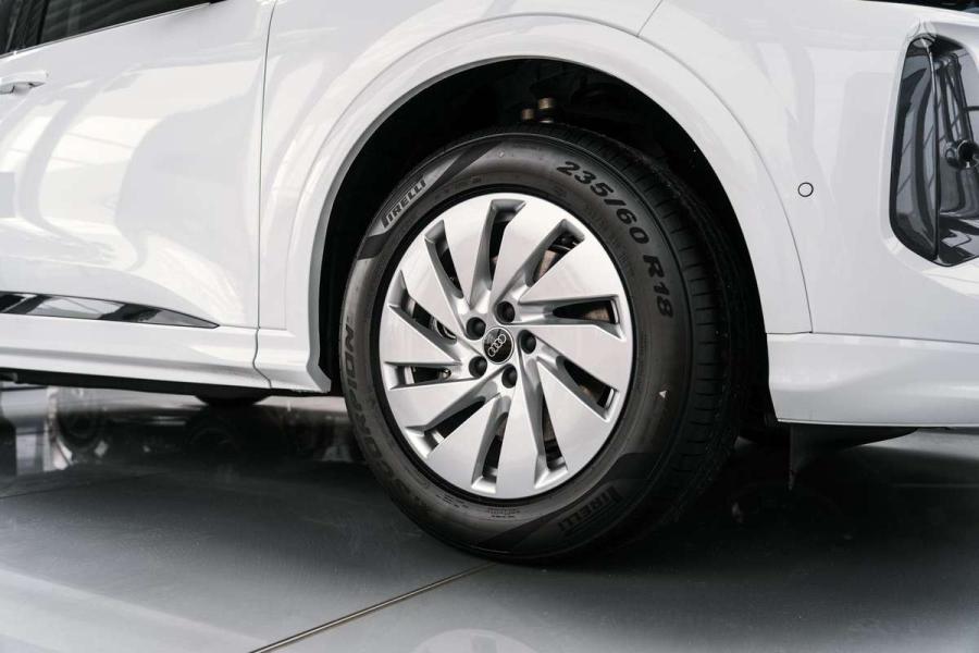 White Audi Q5 2026 in Klaipeda, with an engine capacity of 1.98 L and mileage of 0 thousand km for 55978 €, photo 8 on AUTOMOTO.COM.LV