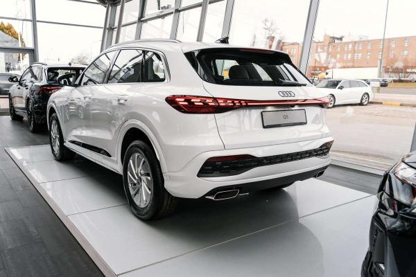 White Audi Q5 2026 in Klaipeda, with an engine capacity of 1.98 L and mileage of 0 thousand km for 55978 €, photo 8 on AUTOMOTO.COM.LV