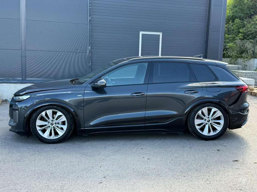Grey Audi Q6 e-tron 2025 in Kaunas, with an engine capacity of 0.00 L and mileage of 34 thousand km for 36950 €, photo 3 on AUTOMOTO.COM.LV
