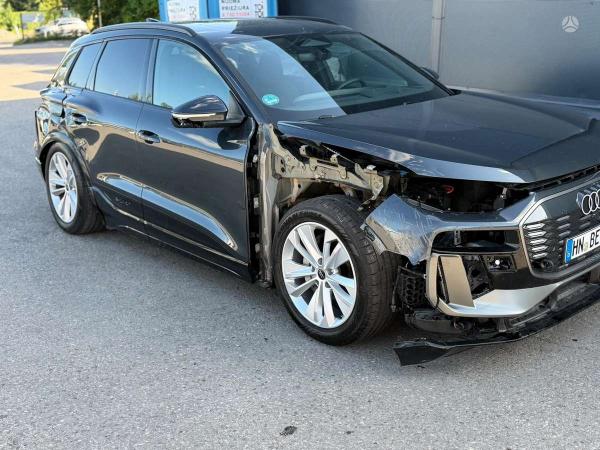 Grey Audi Q6 e-tron 2025 in Kaunas, with an engine capacity of 0.00 L and mileage of 34 thousand km for 36950 €, photo 5 on AUTOMOTO.COM.LV