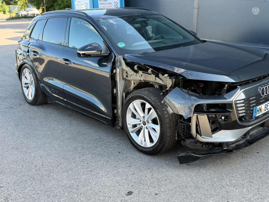 Grey Audi Q6 e-tron 2025 in Kaunas, with an engine capacity of 0.00 L and mileage of 34 thousand km for 36950 €, photo 6 on AUTOMOTO.COM.LV