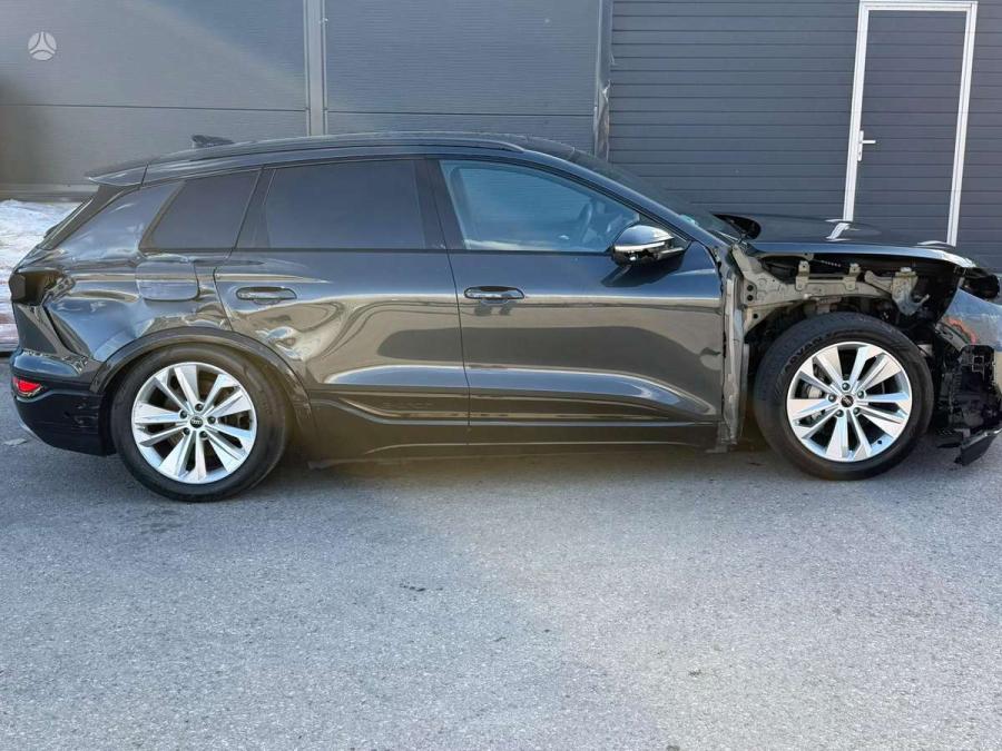 Grey Audi Q6 e-tron 2025 in Kaunas, with an engine capacity of 0.00 L and mileage of 34 thousand km for 36950 €, photo 7 on AUTOMOTO.COM.LV