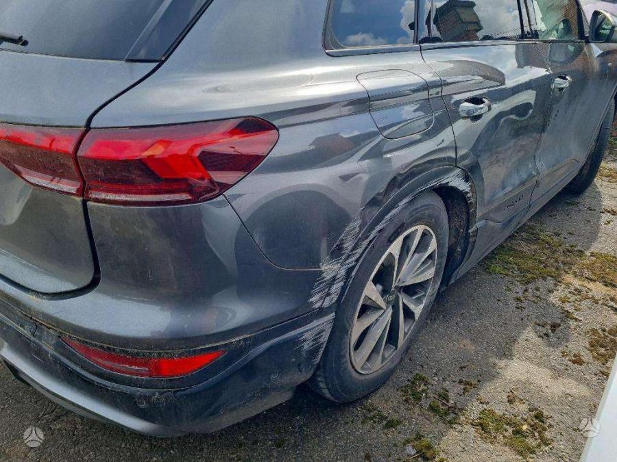 Pelēks Audi Q6 e-tron 2025 Viļņa, ar dzinēja tilpumu 0.00 L un nobraukumu 12 tūkst. km par 35900 €, foto 8 vietnē AUTOMOTO.COM.LV