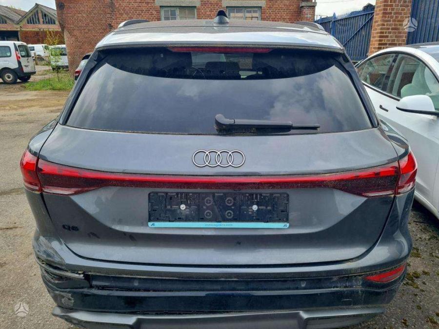 Pelēks Audi Q6 e-tron 2025 Viļņa, ar dzinēja tilpumu 0.00 L un nobraukumu 12 tūkst. km par 35900 €, foto 12 vietnē AUTOMOTO.COM.LV
