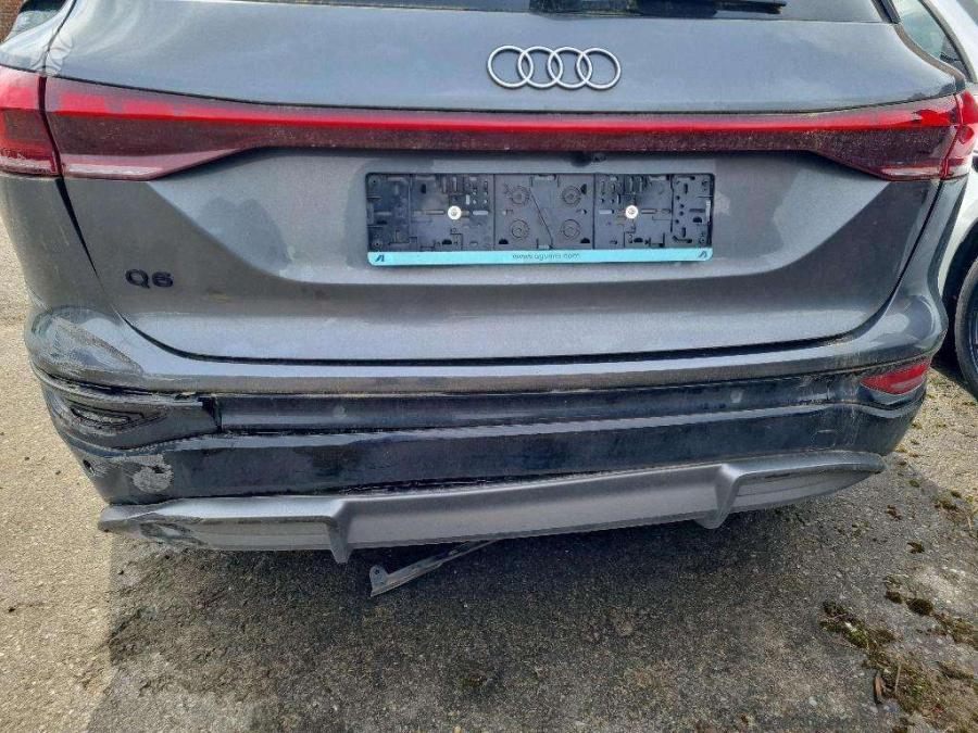 Pelēks Audi Q6 e-tron 2025 Viļņa, ar dzinēja tilpumu 0.00 L un nobraukumu 12 tūkst. km par 35900 €, foto 13 vietnē AUTOMOTO.COM.LV