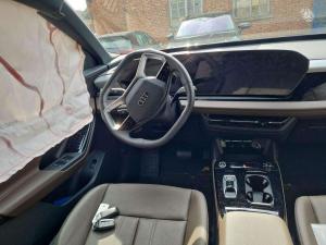 Pelēks Audi Q6 e-tron 2025 Viļņa, ar dzinēja tilpumu 0.00 L un nobraukumu 12 tūkst. km par 35900 €, foto 24 vietnē AUTOMOTO.COM.LV