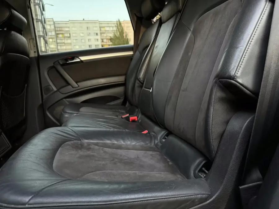 Black Audi Q7 2006 in Riga, with an engine capacity of 3.00 L and mileage of 316 thousand km for 5990 €, photo 12 on AUTOMOTO.COM.LV