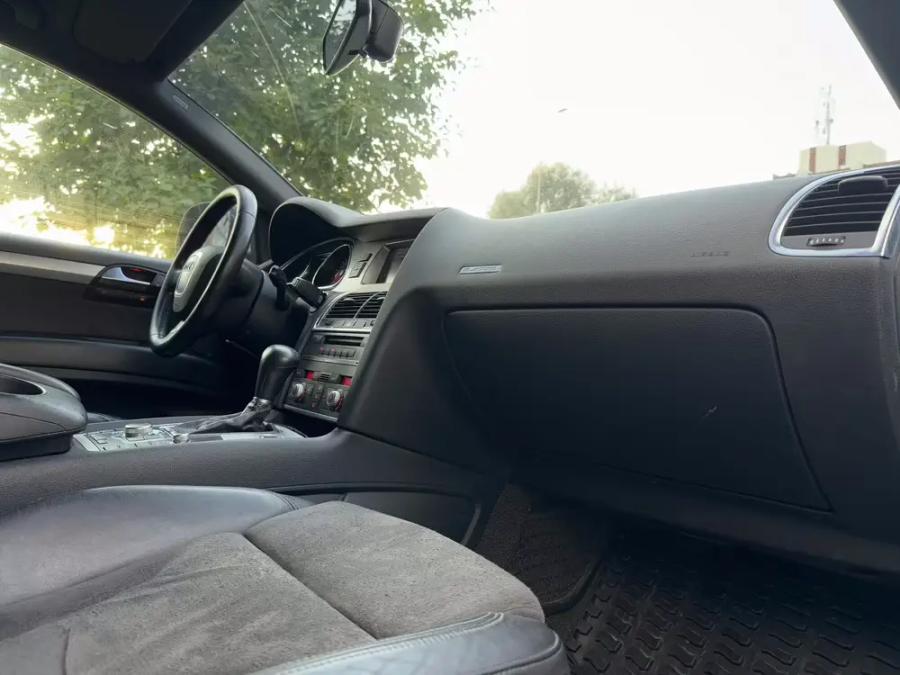 Black Audi Q7 2006 in Riga, with an engine capacity of 3.00 L and mileage of 406 thousand km for 5490 €, photo 14 on AUTOMOTO.COM.LV