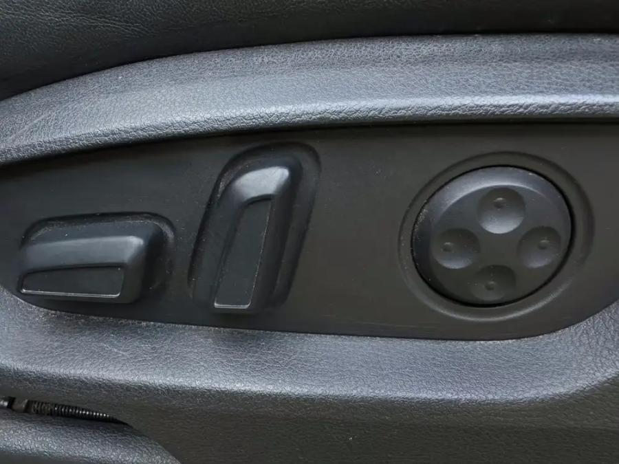 Black Audi Q7 2006 in Riga, with an engine capacity of 3.00 L and mileage of 406 thousand km for 5490 €, photo 18 on AUTOMOTO.COM.LV