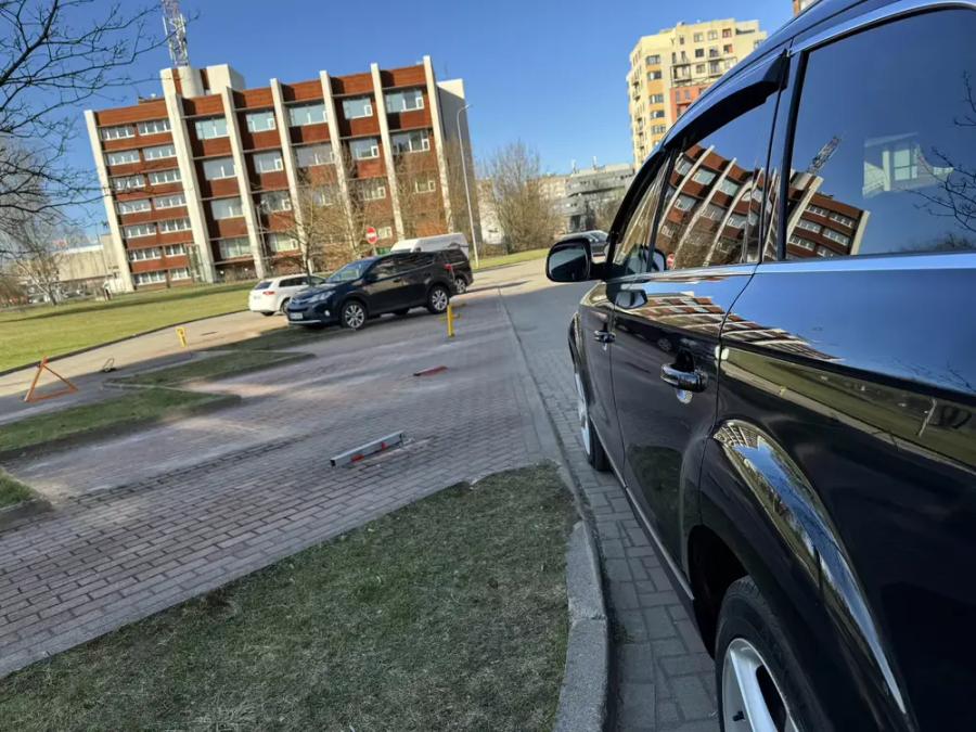 Black Audi Q7 2006 in Riga, with an engine capacity of 3.00 L and mileage of 238 thousand km for 6390 €, photo 6 on AUTOMOTO.COM.LV