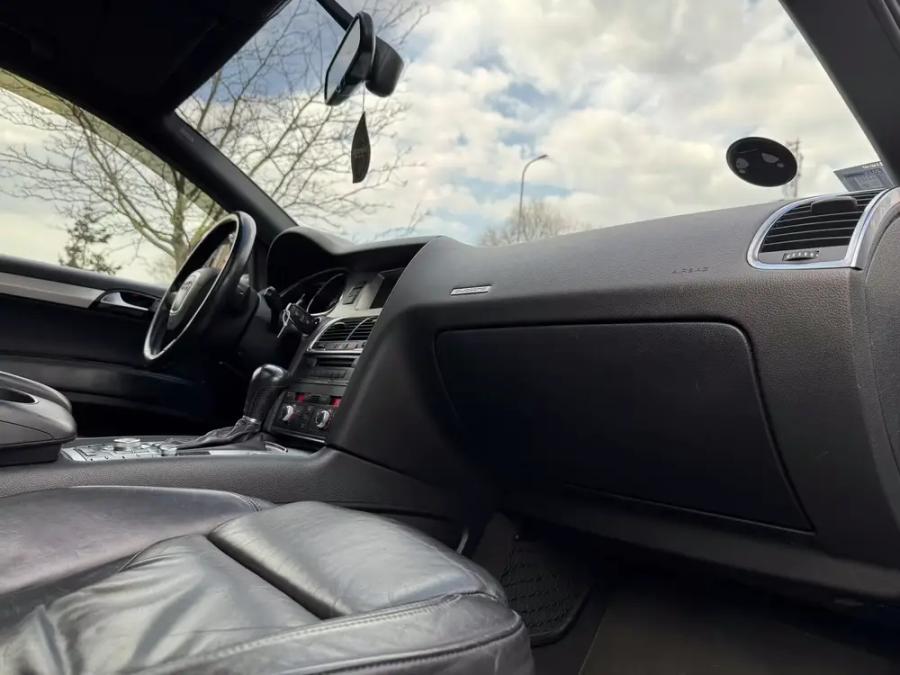 Black Audi Q7 2006 in Riga, with an engine capacity of 3.00 L and mileage of 238 thousand km for 6390 €, photo 10 on AUTOMOTO.COM.LV